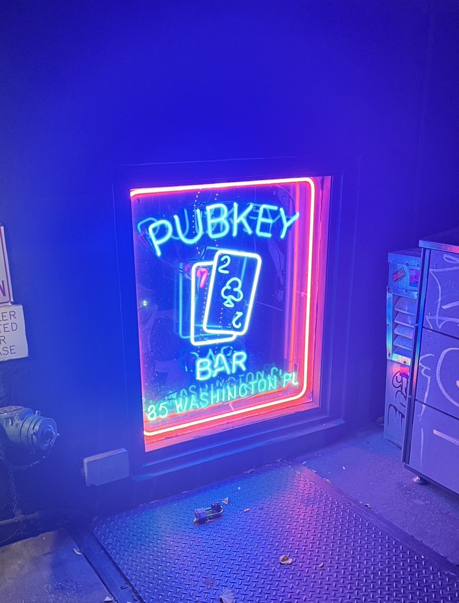 In NYC, so had to stop at #bitcoin bar @PubKey - moomoo Community